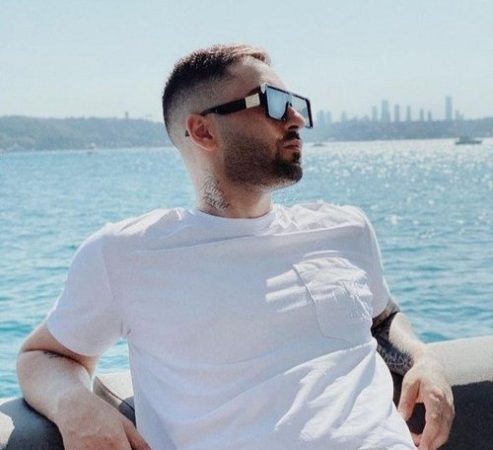 آرتا میرحسینی کیست؟ ماجرای خیانت آرتا وانتونز به دوست دخترش | پرشین بت